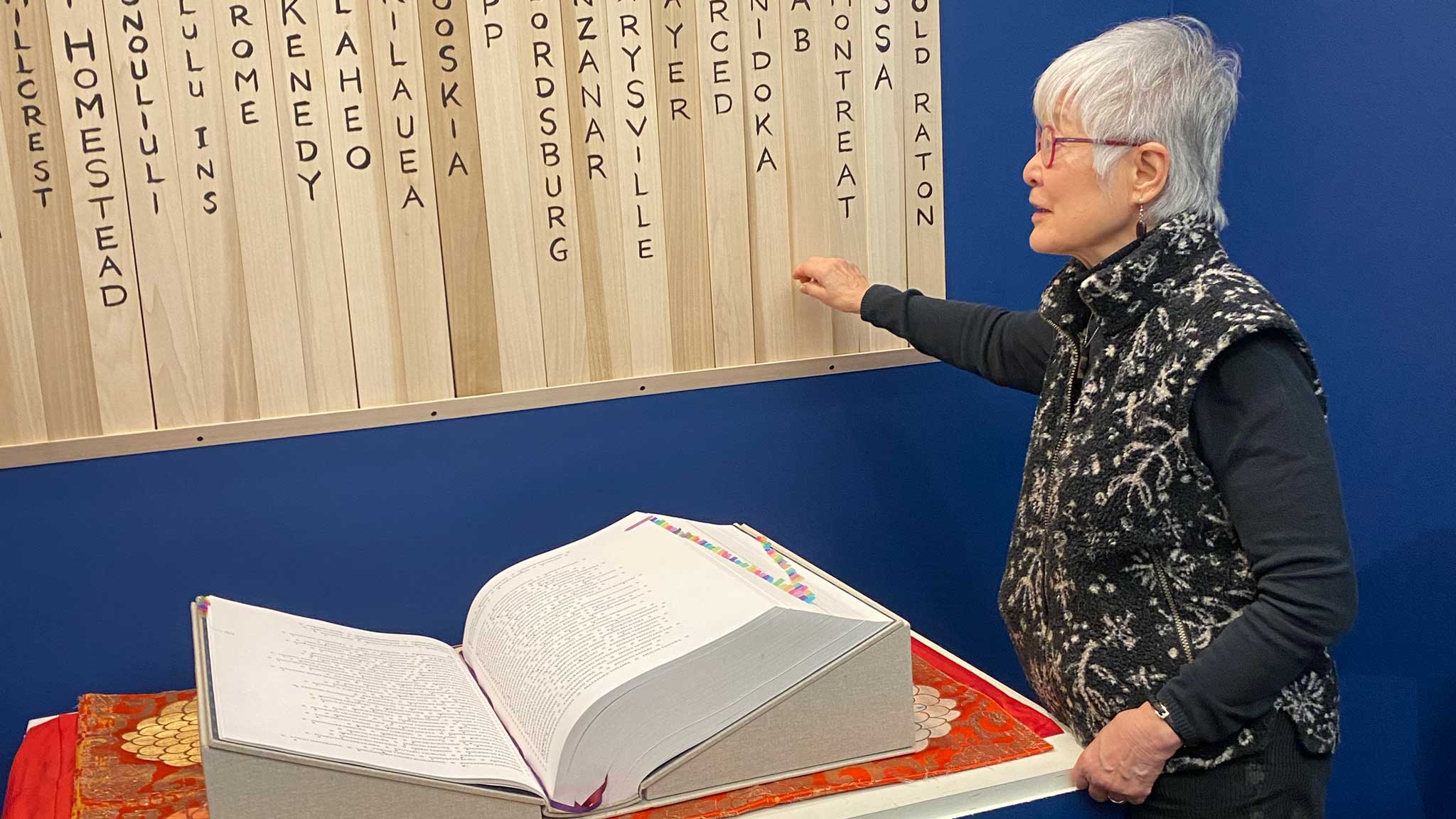 » Mira Nakashima signing the Ireicho